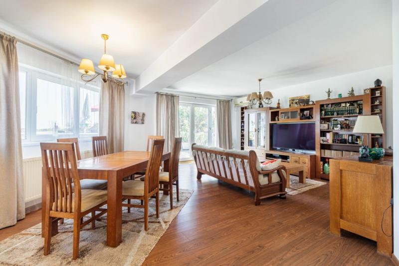 Cladire Moderna, Ideala Pentru Locuinta Sau Afacere, Cu Terasa ...